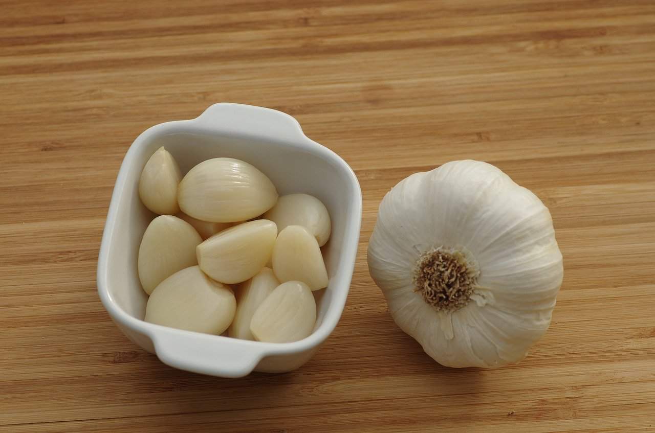 How to Peel Garlic - 2 Ways Quick & Easy - Nolynskitchen.com