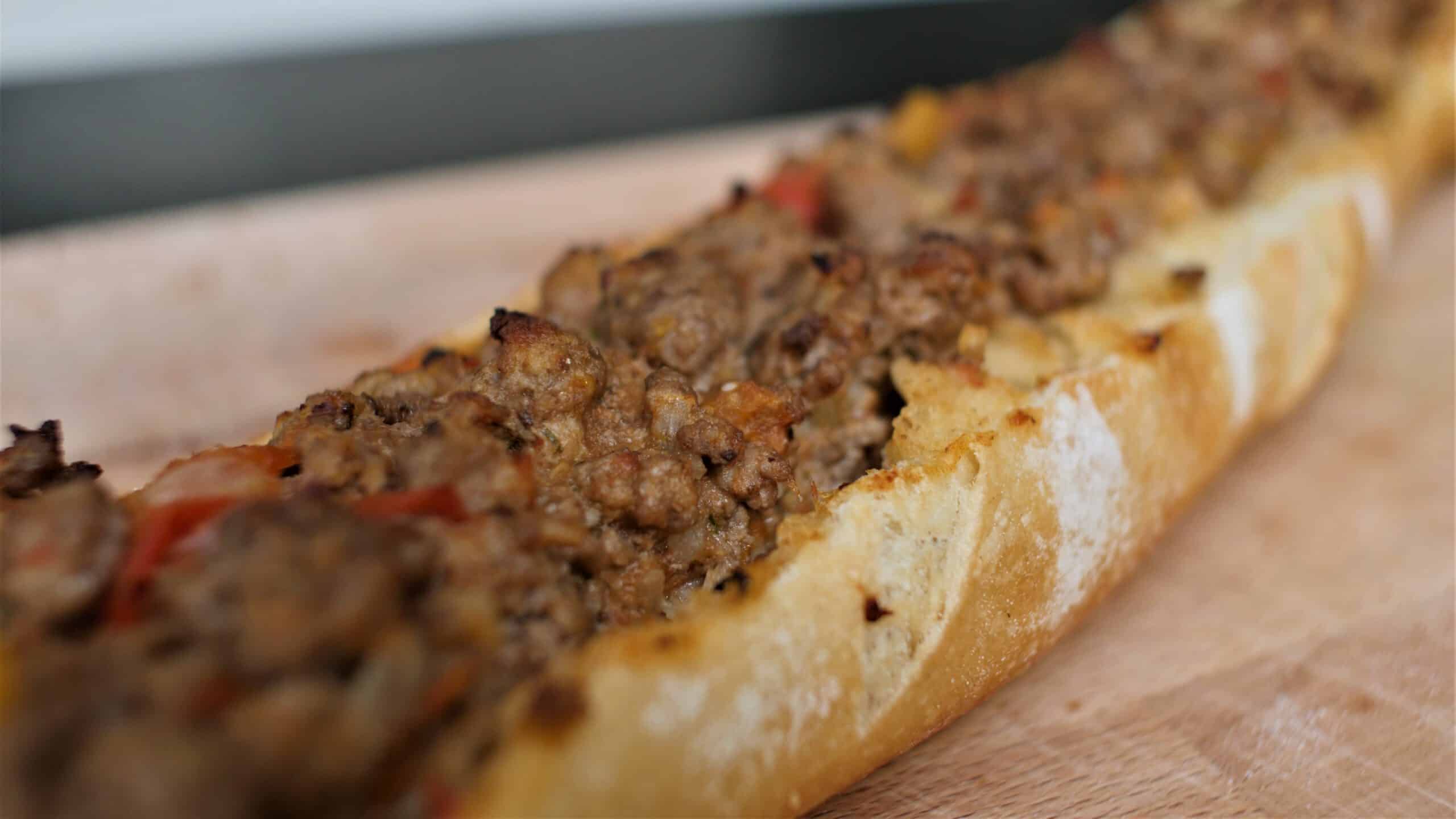 Gevuld Stokbrood met Gehakt in 30 Minuten - Nolynskitchen.com